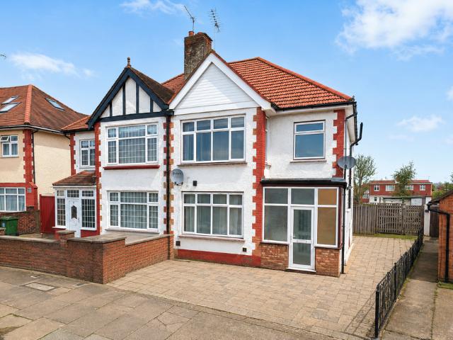 Park Chase, Wembley HA9 2 bed maisonette to rent £1,800 pcm £415 pw