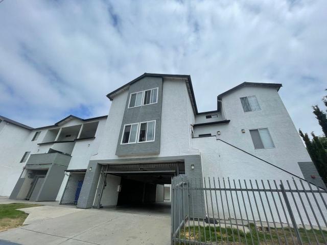Park City Walk Apartments 3 Bedroom Apartment for Rent at 1114 W Santa Ana Blvd, Santa Ana, CA 92703 Flower Park