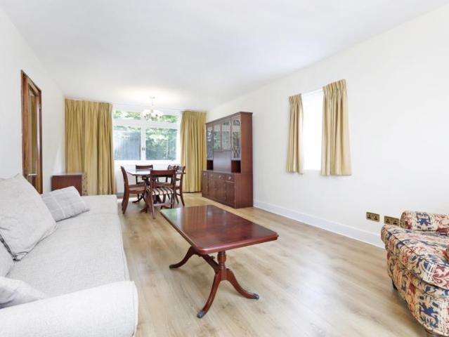 Park Close, Ilchester Place. 2 bed apartment to rent £3,575 pcm £825 pw