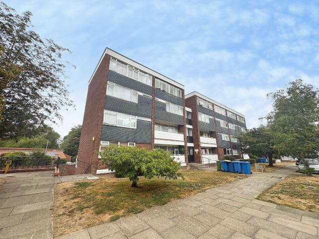 Park Court, Harlow CM20, 2 bed flat to rent, £1,450 pcm | PrimeLocation