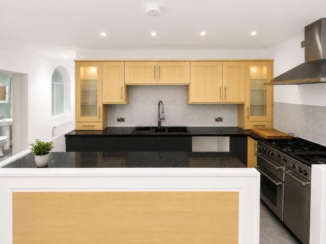 Park Crescent, Brighton BN2, 3 bed flat to rent, £2,100 pcm | PrimeLocation