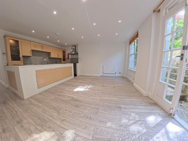 Park Crescent, Brighton BN2, 3 bed flat to rent, £2,300 pcm | PrimeLocation