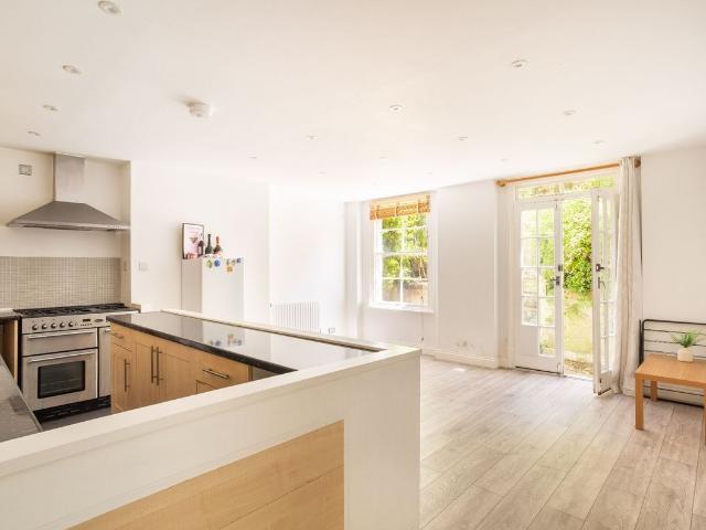 Park Crescent, Brighton BN2, 3 bed flat to rent, £2,300 pcm | PrimeLocation