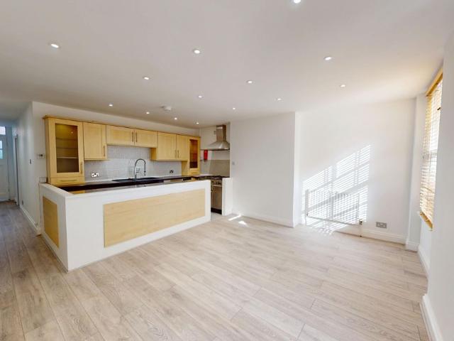 Park Crescent, Brighton BN2, 3 bed flat to rent, £2,300 pcm | PrimeLocation