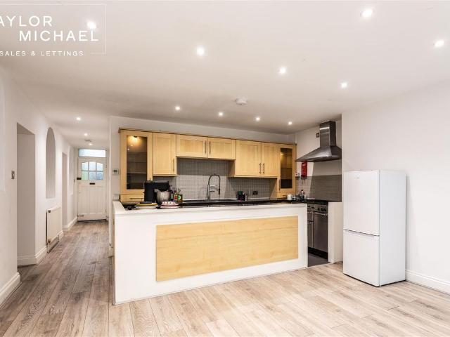 Park Crescent, Brighton BN2, 3 bed flat to rent, £2,100 pcm | PrimeLocation