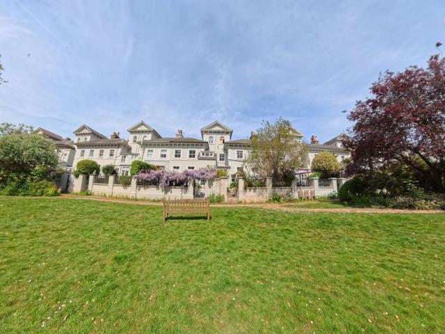 Park Crescent, Brighton BN 3 bed flat to rent £2,100 pcm £485 pw