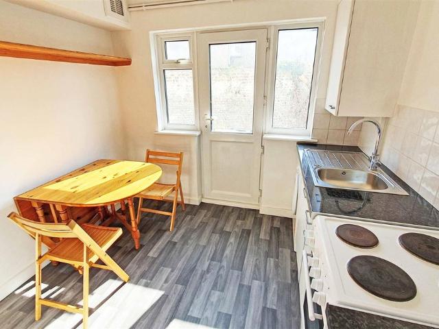 Park Crescent Place, Brighton BN2, 3 bed flat to rent, £2,100 pcm | PrimeLocation