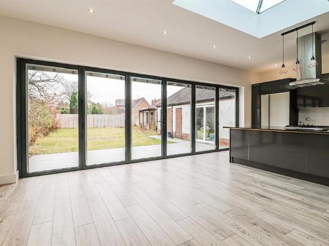 Park Crescent, Southport PR9 4 bed detached house to rent £2,750 pcm £635 pw