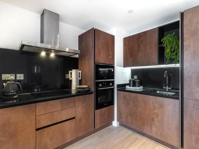 Park Drive, Canary Wharf Estate. 2 bed apartment to rent £3,700 pcm £854 pw