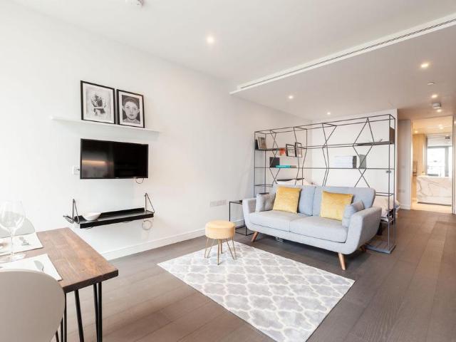 Park Drive, Canary Wharf, London, E14 Studio to rent £2,600 pcm £600 pw