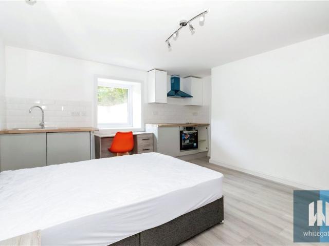 Park Drive, Huddersfield, HD1