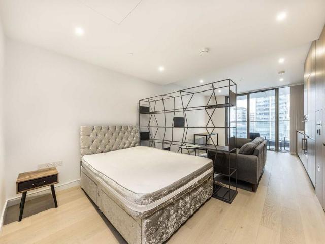 Park Drive, London E14 Studio to rent £2,400 pcm £554 pw