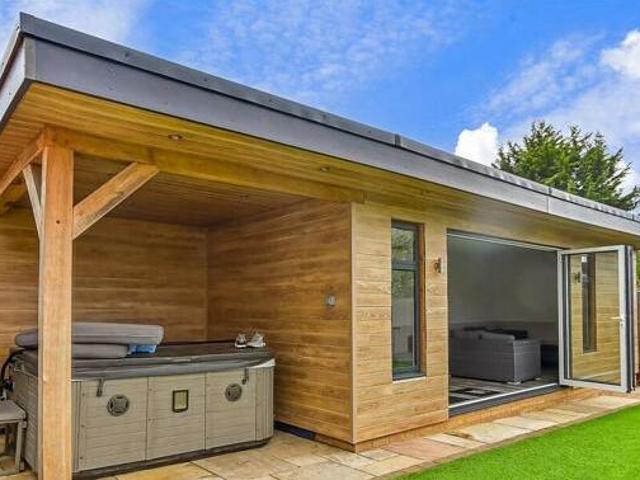 Park Drive, Wickford, 4 Bedroom Chalet