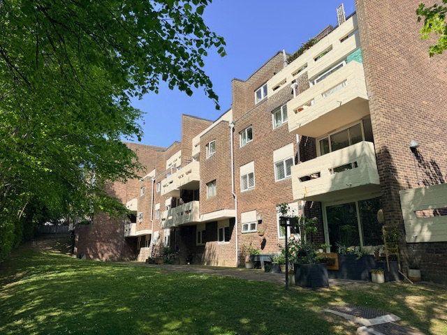 Park Drive, Woking, GU22 7NL