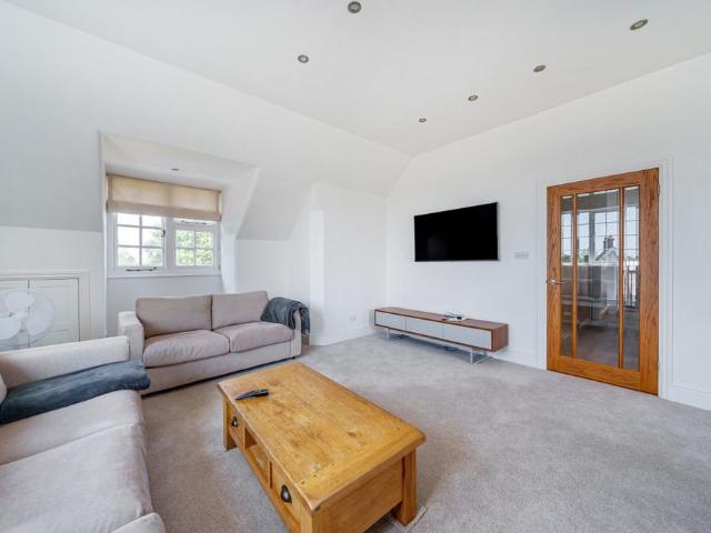 Park Farm Road Bromley BR1 3 bed flat to rent £2,600 pcm £600 pw