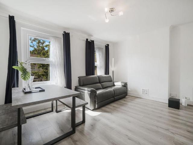 Park Grove, E15 3QT 1 bed apartment to rent £1,650 pcm £381 pw