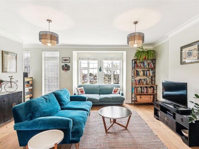 Park Hill Court, London SW17 3 bed flat to rent £3,200 pcm £738 pw