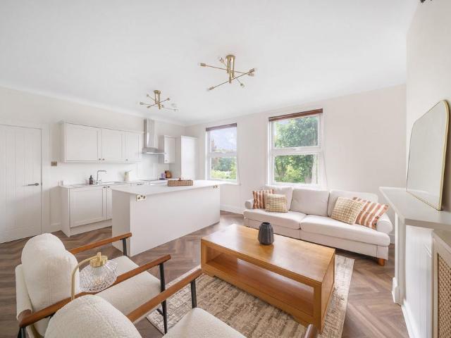 Park Hill, Carshalton SM5 2 bed flat to rent £1,900 pcm £438 pw