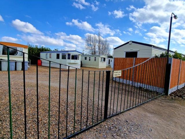Park Home To Rent £700 whole property