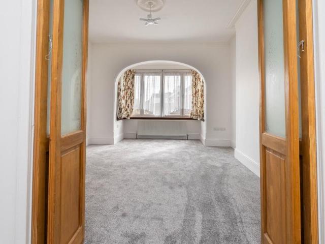 Park Lane, Carshalton SM5 3 bed semi detached house to rent £2,300 pcm £531 pw