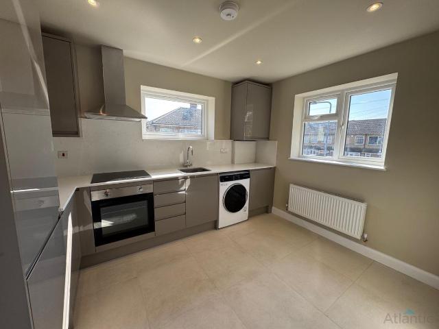 Park Lane, Chadwell Heath RM6, 2 bed flat to rent, £1,745 pcm | PrimeLocation