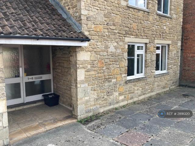 Park Lane, Chippenham, SN15 2 bed flat to rent £1,050 pcm £242 pw