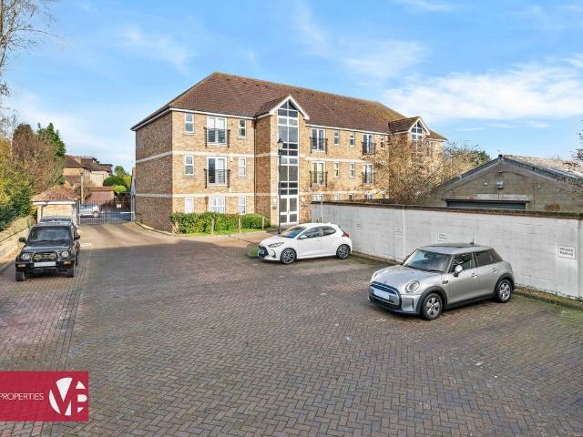 Park Lane, Broxbourne EN10, 2 bed flat to rent, £1,500 pcm | PrimeLocation