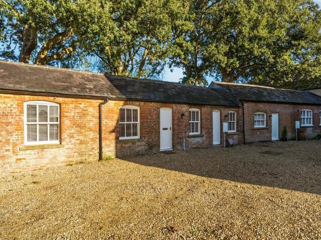 Park Lane Burderop Park SN4 2 bed bungalow to rent £1,675 pcm £387 pw