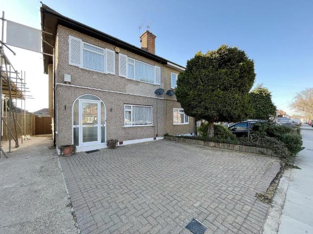 Park Lane, Hayes, UB4 4 bed semi detached house to rent £2,550 pcm £588 pw