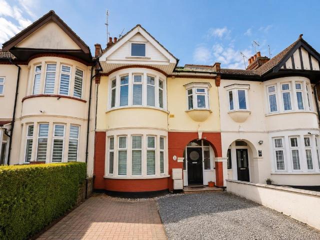 Park Lane, Southend On Sea SS1, 2 bed flat to rent, £1,350 pcm | PrimeLocation