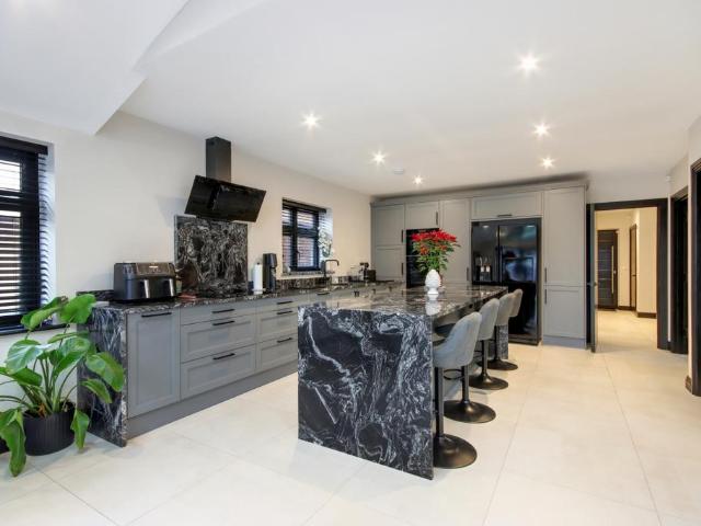 Park Lane Sevenoaks TN15 4 bed detached house to rent £4,250 pcm £981 pw