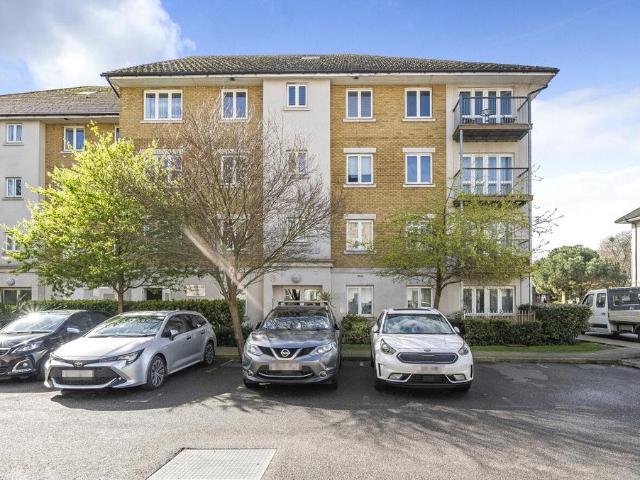 Park Lodge Avenue, West Drayton, UB7 2 bed apartment to rent £1,750 pcm £404 pw