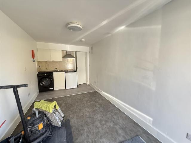 Park Parade, Harlesden NW10, Studio to rent, £1,100 pcm | PrimeLocation