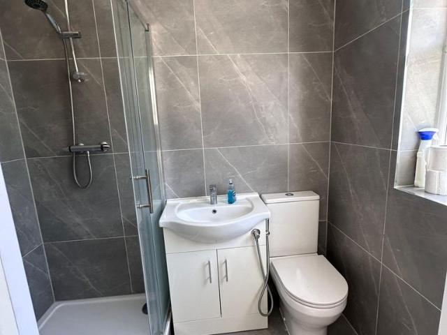 Park Parade, London NW10 Bedsit to rent £1,150 pcm £265 pw