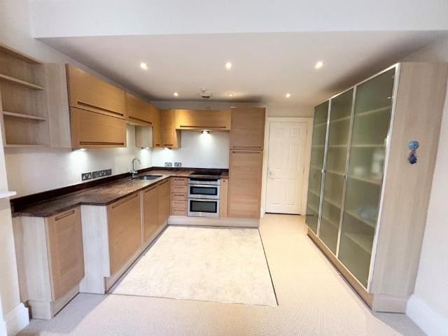 Park Place, Bristol, BS8 2 bed apartment to rent £1,650 pcm £381 pw