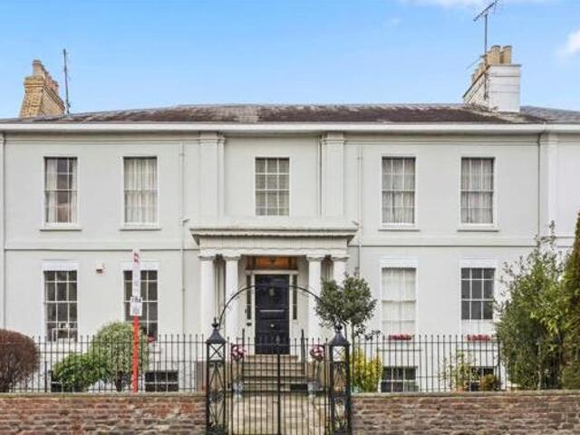 Park Place, Cheltenham, 2 Bedroom Flat