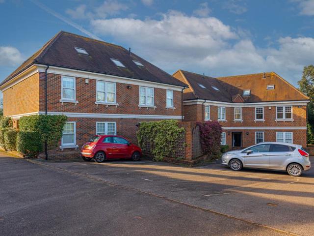 Park Rise, Hill Rise Court Park Rise. 2 bed flat to rent £1,675 pcm £387 pw