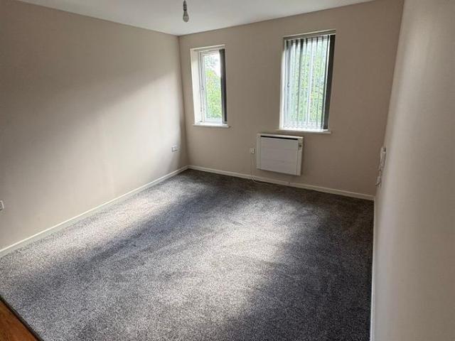 Park Rise, Trafford Plaza, Seymour. 2 bed flat to rent £1,150 pcm £265 pw