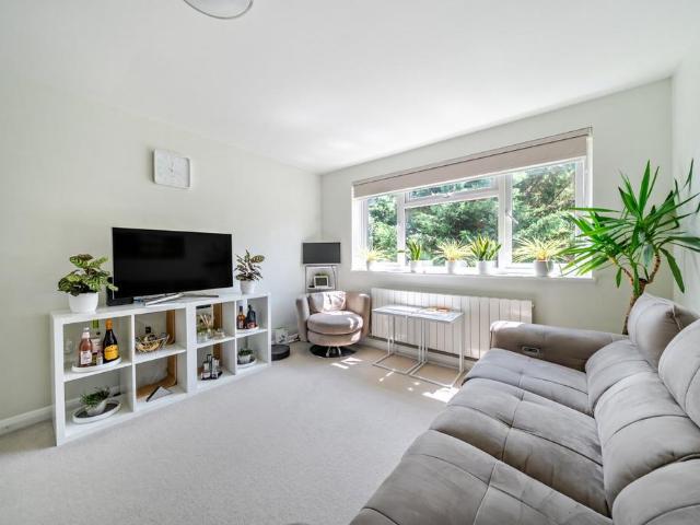 Park Road, Chiswick, London, W4 2 bed flat to rent £3,750 pcm £865 pw