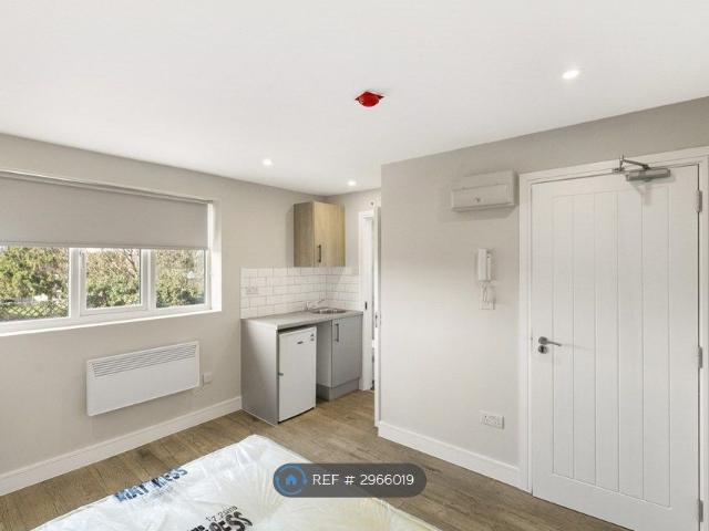 Park Road, Ashford TW15, Studio to rent, £795 pcm | PrimeLocation