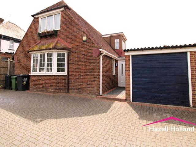 Park Road, Dartford 3 bed detached bungalow to rent £2,100 pcm £485 pw
