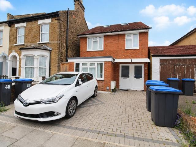 Park Road, Enfield 3 bed flat to rent £2,300 pcm £531 pw