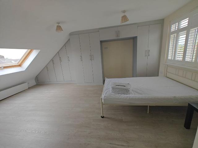 Park Road, Hounslow TW3, Studio to rent, £1,200 pcm | PrimeLocation
