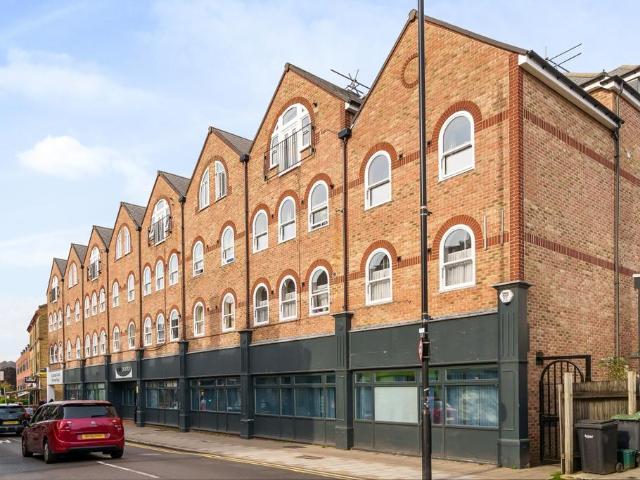 Park Road London N8 2 bed flat to rent £2,100 pcm £485 pw