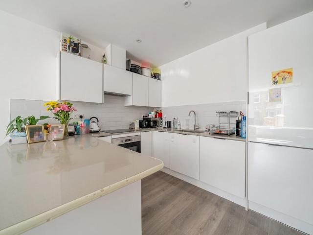 Park Road, London, SW19 2 bed flat to rent £2,400 pcm £554 pw