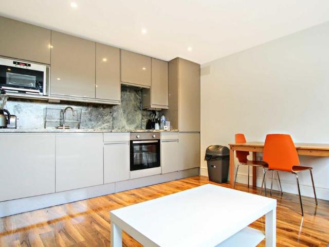 Park Road, London W4 1 bed flat to rent £1,750 pcm £404 pw