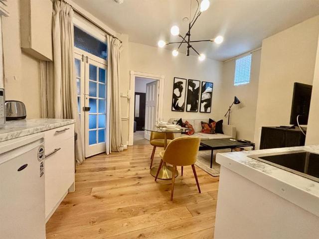 Park Road, London 1 bed house to rent £2,513 pcm £580 pw