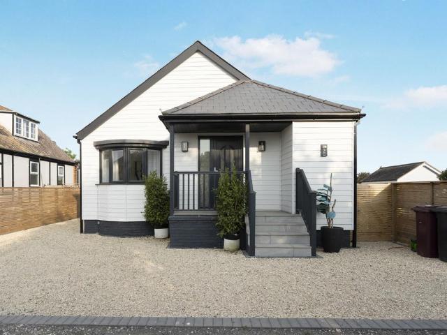 Park Road, Selsey, PO20 4 bed detached house to rent £2,300 pcm £531 pw