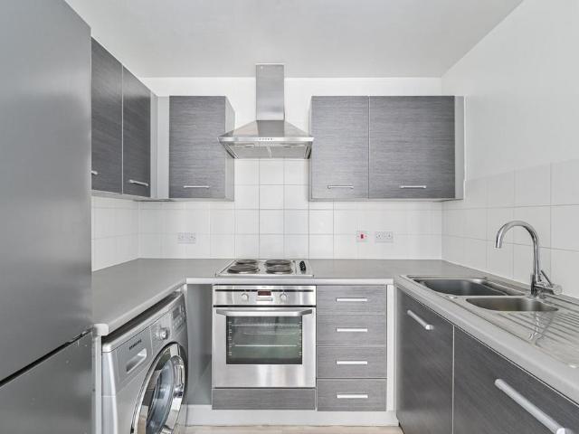 Park Road, Tooting, London, SW19 2 bed flat to rent £2,100 pcm £485 pw