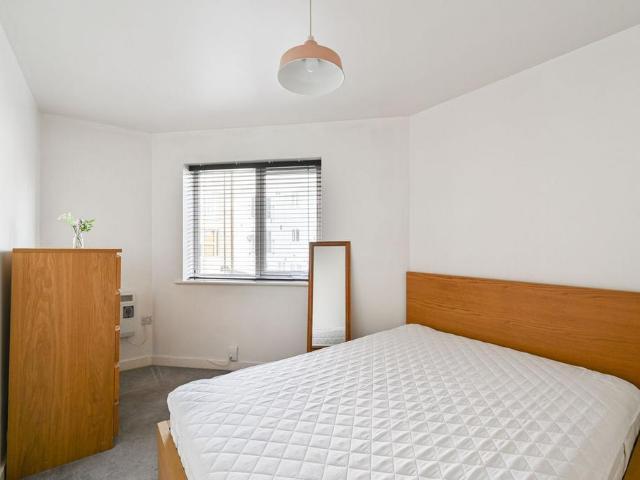 Park Road, Tooting, London, SW19 2 bed flat to rent £2,100 pcm £485 pw